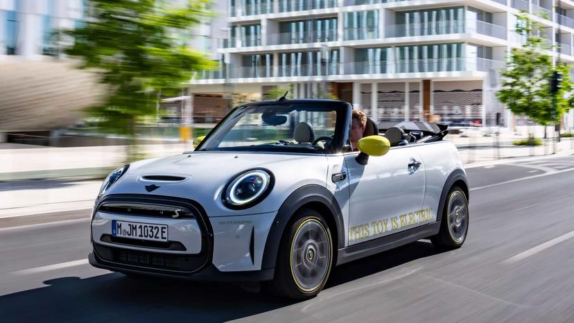 迷人的「上空」純電車，Mini Cooper SE Convertible 首度現身::DDCAR 電動車